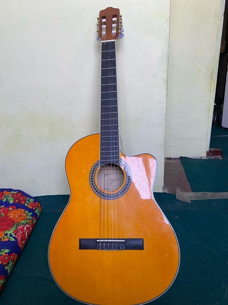 Gitara sotiladi.