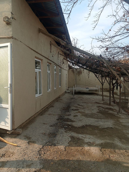 Uy sotiladi yashasa boʻladi suv bor gaz bor hammasi bor telefon qiling
