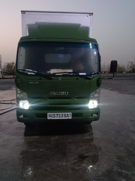 Isuzu yuk avtomobil