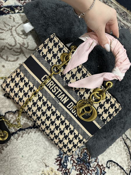 Сумка Dior в хорошем состоянии