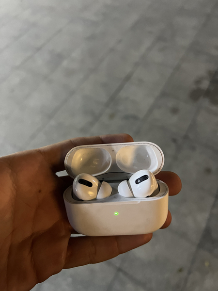 Airpots 2 pro в хорошем состоянии есть не идеальные места