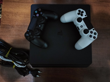 Playstation 4 Slim, 1Tb, ver: 5.05 ideal xolatda