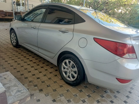 Hyundai Accent sotiladi