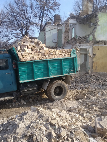 G'isht sotiladi va boshqa qurilish materiallarini olib ketamiz