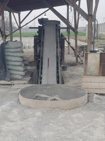 Shlakoblok chiqaruvchi stanok