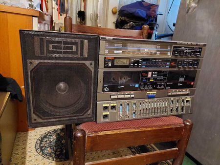 продам двухкассетные магнитофоны JVC  и FEISI