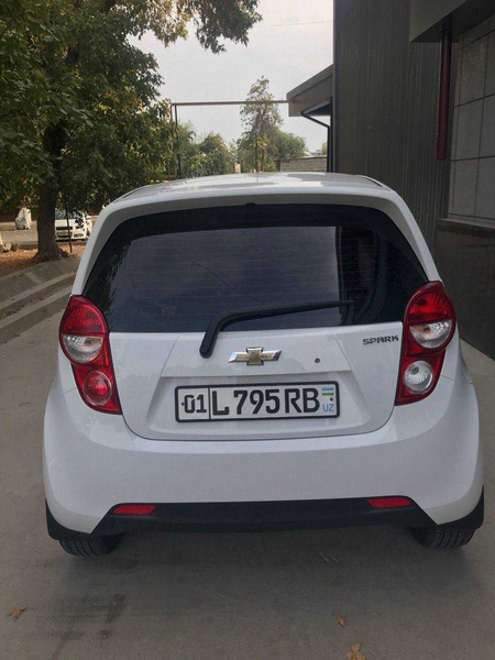 shevralet spark beliy