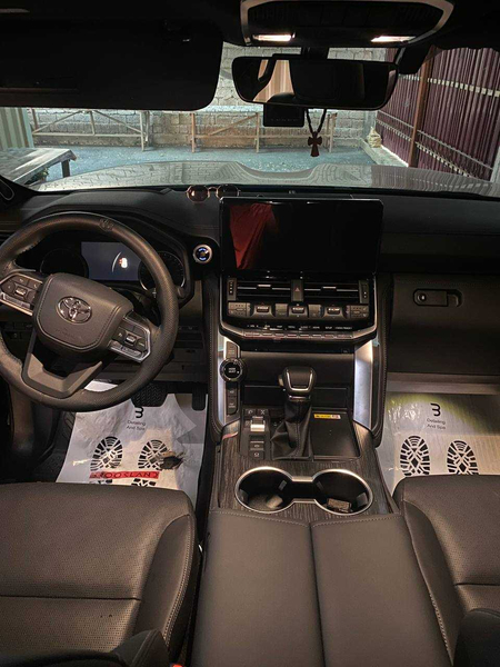 В отличном состоянии TOYOTA LAND CRUISER 300ZI 2022 г.в.