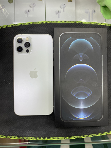 Iphone 12 pro 256 GB  karobka dakumt srochna sotiladi