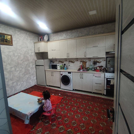 Srochna sotiladi Narbek  Kat itfoq maxala yaxshi 3.5 sotix beshta xona