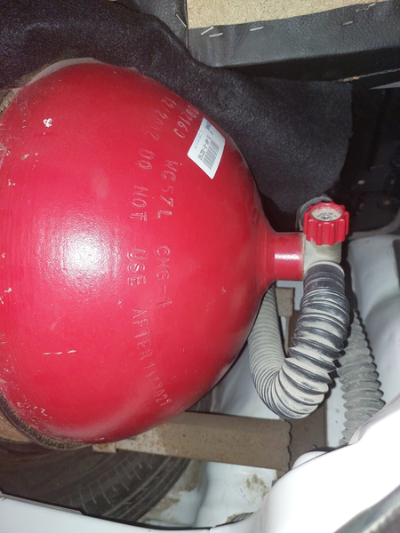 Gaz balon sotiladi 57 litrli xolati yaxwi