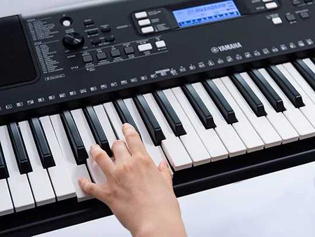 Продам синтезатор yamaha psr e373