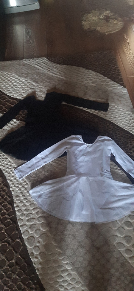 Продам купальники на девочек.