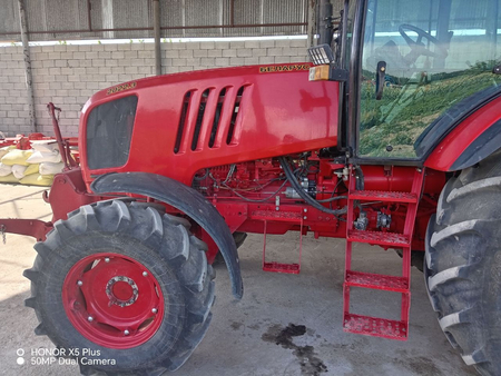 Belarus traktor sotiladi