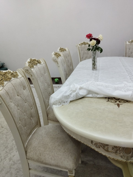 Стол стулья для гостиной