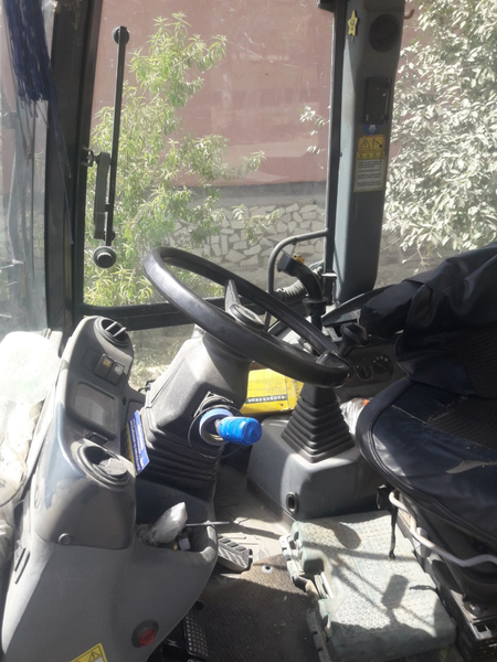 Ekskavator pogruzchik New Holland sotiladi