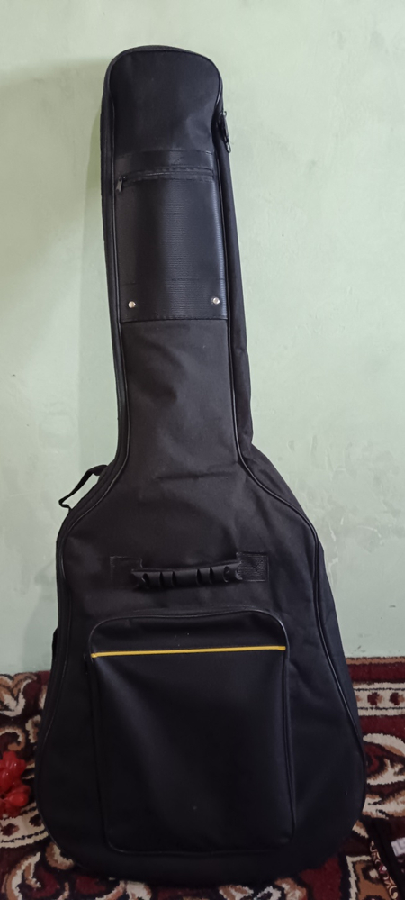 Gitara sotiladi ishlashi yaxshi