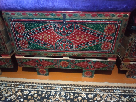 Сандик ва курпалар