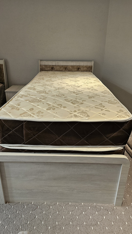 1 kishilik yotoq divan va matras sotiladi. Zudlik bilan