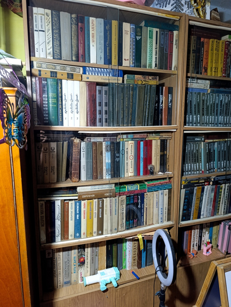 Продаются книги в хорошем состоянии.