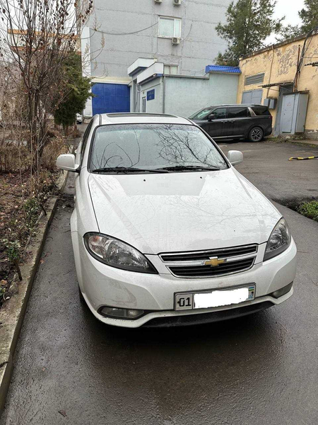 Срочно продаю автомобиль Lacetti-2, недорого.