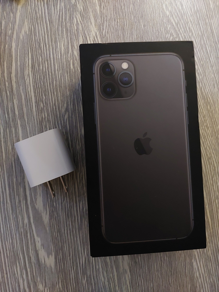 Iphone orginal zaryadkasi sotiladi, 11 pro ichidan chiqqan, yengi 100%