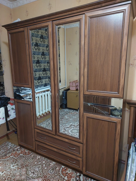Сотилади срочно шфанер ва трюмо