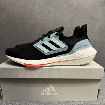 Продам кроссовки Adidas Ultraboost 22