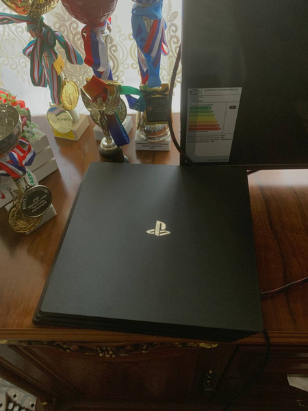 Срочно Продаю Playstation 4