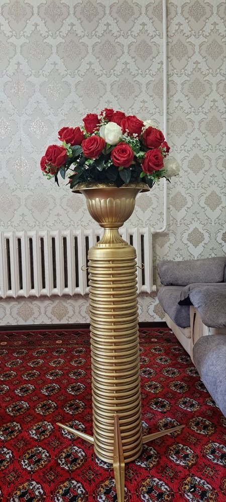 Gullar sotiladi. Podstavkali gullar cheklanmagan miqdorda.
