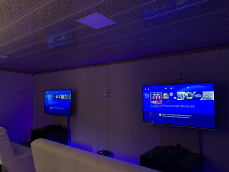 Playstation 4 pro + телевизор + диван + подставка