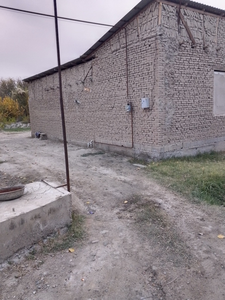 Hovli sotiladi uy