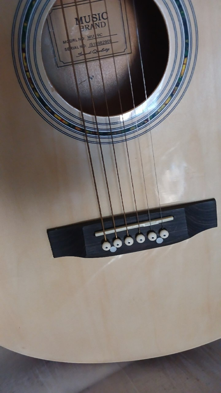 Akustik gitara 40 razmer. Xamma narsasi yangi ishlaydi...