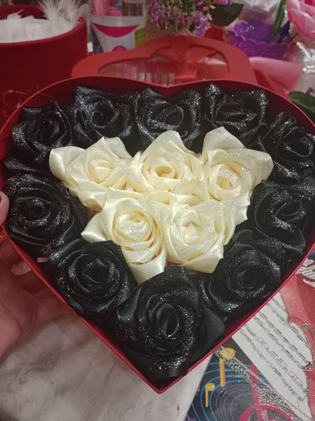 Букеты из атласа и бабочек