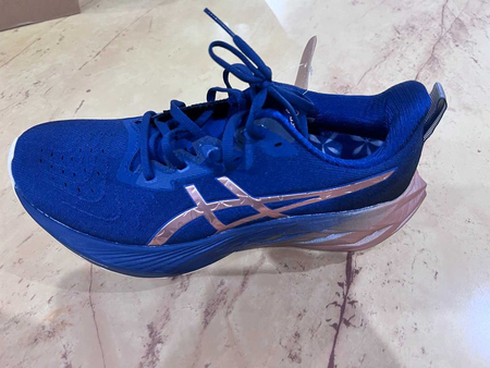 Оригинальные кроссовки Asics Novablast 4 Platinum