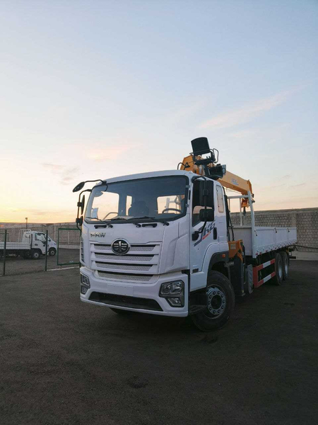 CHina motorsda Yangi 320ot kuchiga ega Evro5 Faw 12t Manipulyat