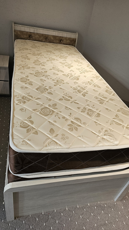 1 kishilik yotoq divan va matras sotiladi. Zudlik bilan