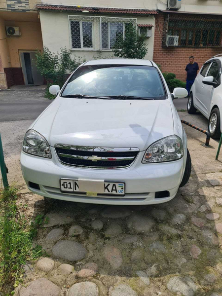 Продается автомобиль Lacetti белого цвета, 2011г.