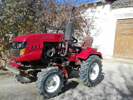 Yurib turgan Mini traktor sotiladi. 2019 yil, 20 ot kuchli.