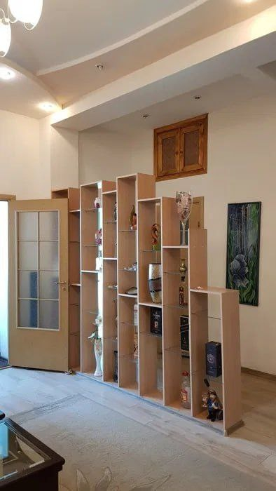 Ш.Руставелли  2/4/4  высокие потолки, разд.комн. 62кв.м неторцевая