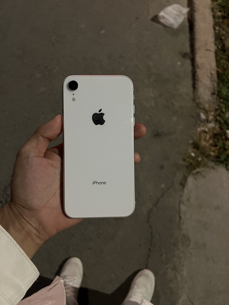 Iphone xr rangi oq ideal usiliniy qoyilgan 64gb kar dok bor 100% real