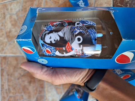 5 ta bakal futbolchilar surati tushirilgan pepsi Brendi ostida