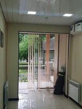 Офисы вдоль дороги ул.Лутфий юридический колледж