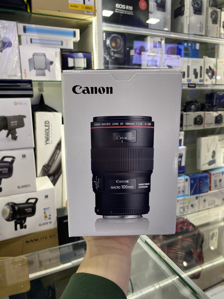 Canon macro lens EF 100 mm  L 2.8