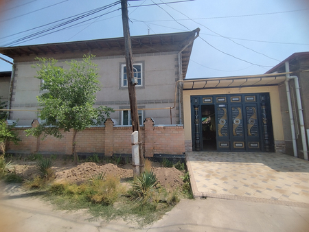 Hovli uy sotiladi