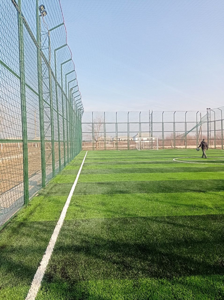 Stadion qurish suniy polya Gazon ustanofka.