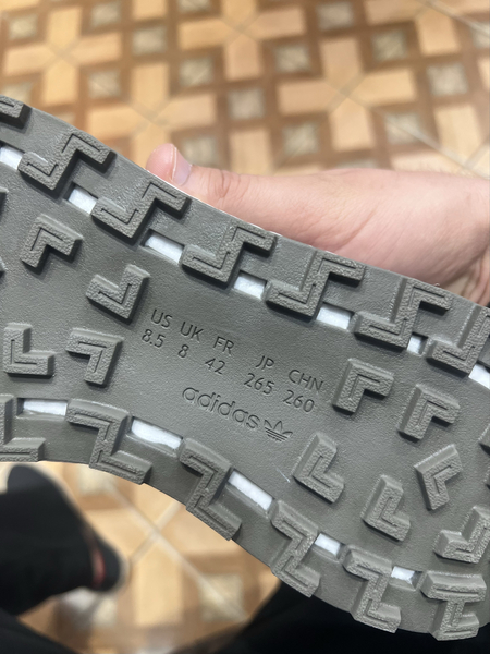 Krasofka Adidas razmer 42 yangi kiyilmagan