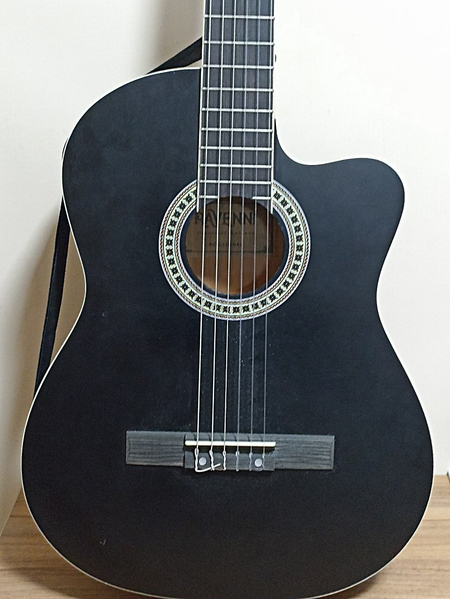 Gitara RAVENNI fermasi.