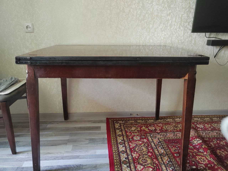 Продам стол, лакированный.