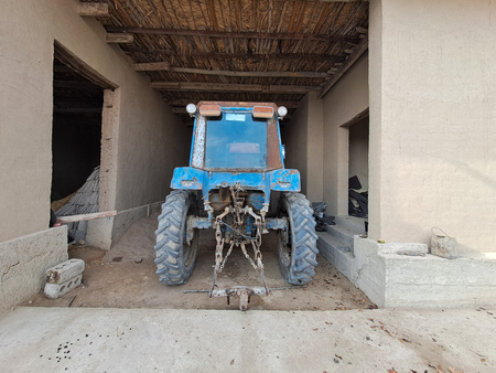 Traktor sotiladi.